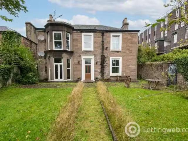 Charming 5 BR Property to rent in Westfield Place, West End, D.