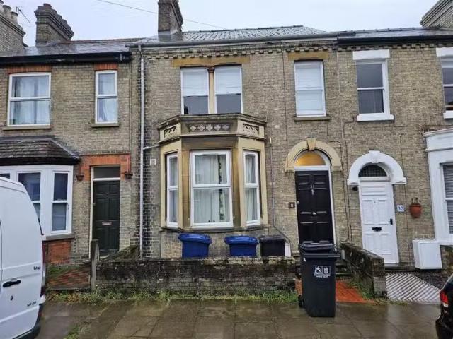 Charming 6 BA 2 bedroom house for rent in 31 Priory Road, Camb.