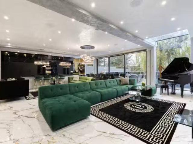 Rental! 6 BA 5 bedroom detached house for rent in Waggon Road.