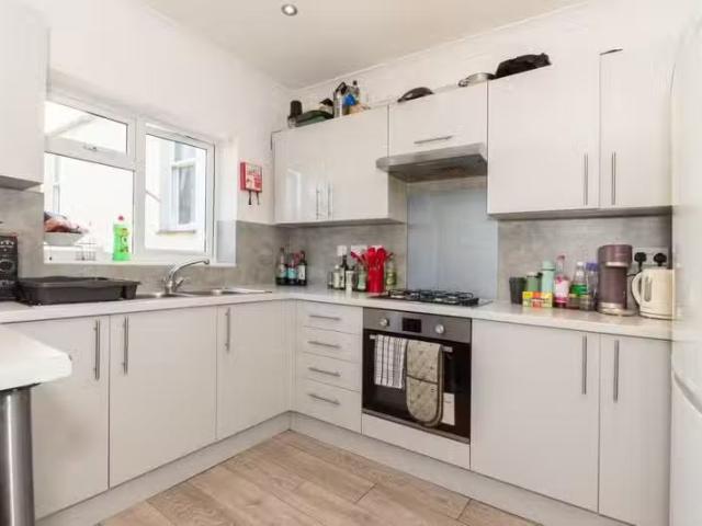 For Rent! 6 bedroom detached house for rent in Wycliffe RD F.