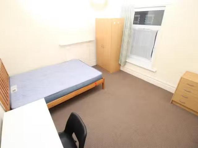 Cheap 6 bedroom end of terrace house for rent in Wood Road, Tr.