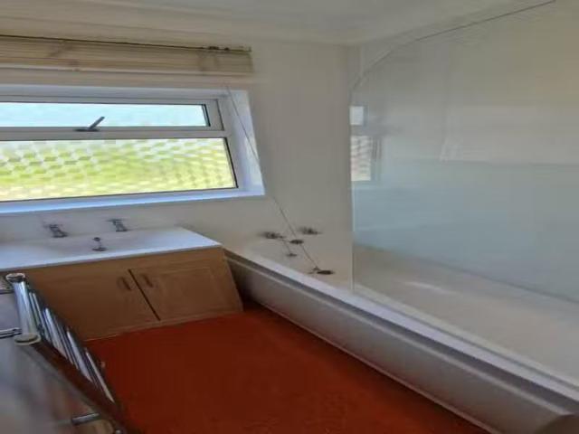 Nice 6 bedroom house for rent in Meadowcroft, Hatfield, Hertfo.