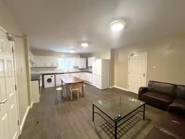 Charming 7 BA 4 bedroom flat for rent in Stokes Croft, Bristol.