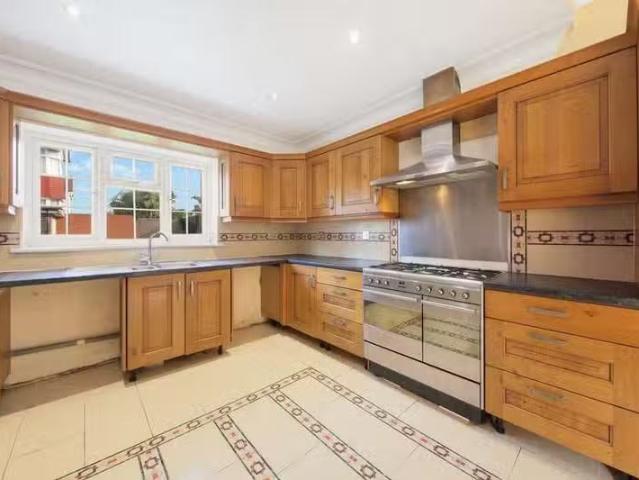 Cozy 8 bedroom semi detached house to rent in Cricklewood, NW2