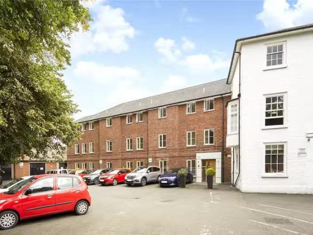 For Rent! 1 BA property to let in Weston Green Road, Thames Di.