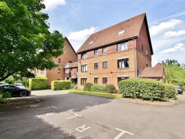 Rental! 1 BA Studio apartment for rent in Tintagel Way, Woking.