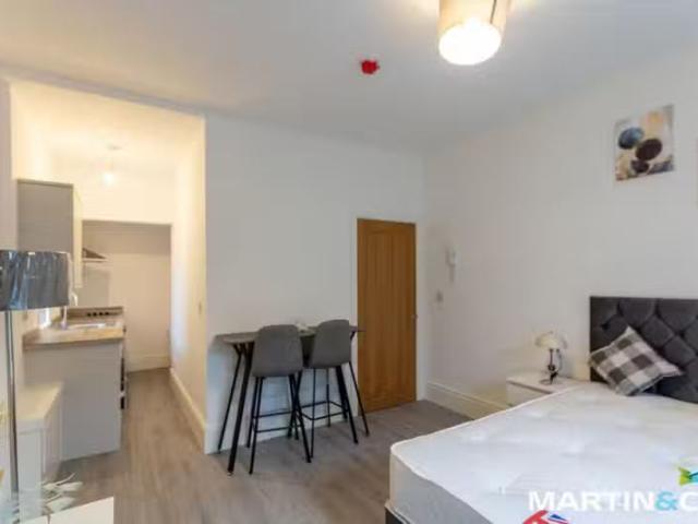 Deal! 1 BA Studio flat for rent in Carlyle Road, Edgbaston, B16