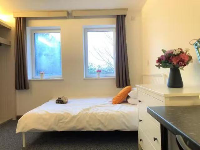 Rental! 1 BA Studio flat for rent in Charter Avenue, Coventry.