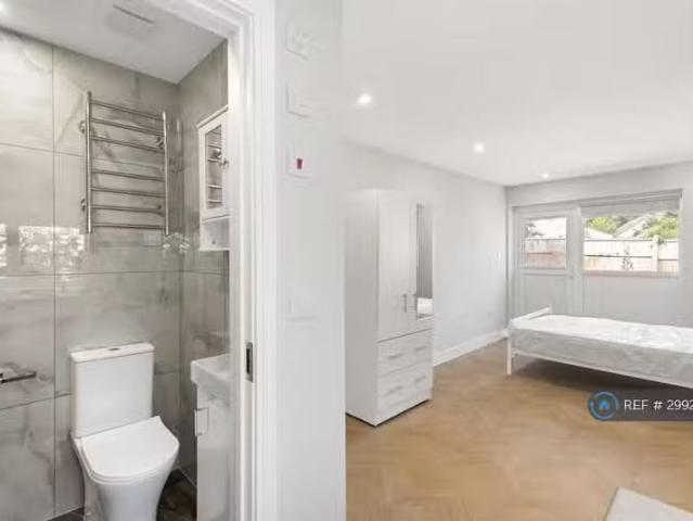 Rental! 1 BA Studio flat for rent in Ellingham Road, Chessingt.