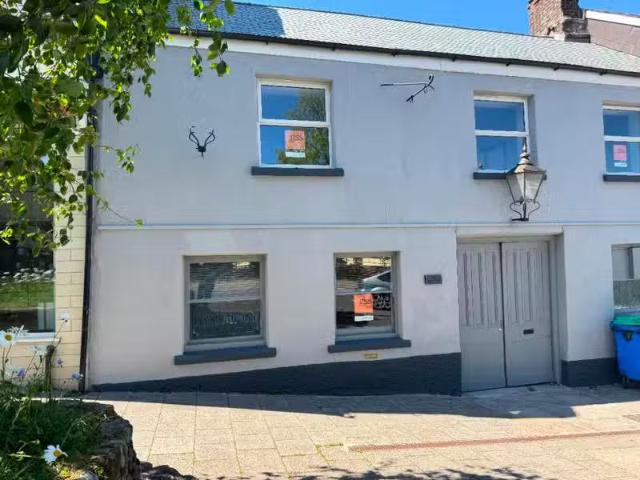Cheap 1 BA Studio flat for rent in Flat 1, 26 West Street, Oke.