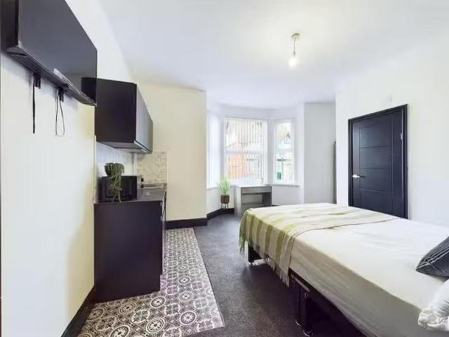 New 1 BA Studio flat for rent in Park Road, City Centre, Coven.