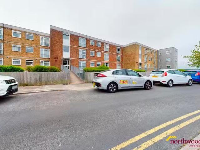 Charming 1 BA Studio flat for rent in Rotunda Road, Eastbourne.