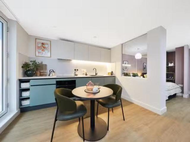 Unique 1 BA Studio flat for rent in Stafford Street, Bristol.