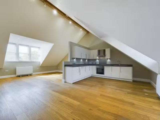 Charming 1 BA Studio flat for rent in Sugar Store, Cabot Mews.