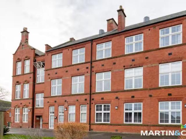 Just in! 1 BA Studio flat for rent in The Saddles, Crocketts L.