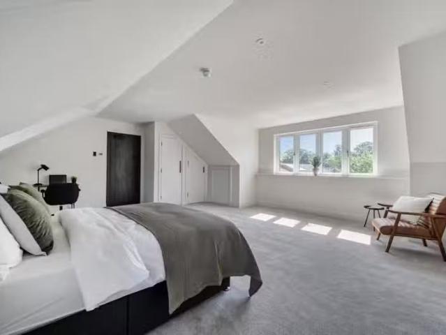 Unique 1 BA Studio flat for rent in 3 Station Approach, Alders.