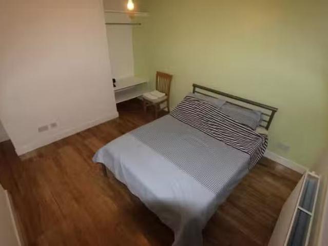 Charming 1 BA 1 bedroom terraced house for rent in Goldings Cr.