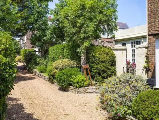 Charming 1 BA 1 bedroom apartment for rent in Church Place, Br.