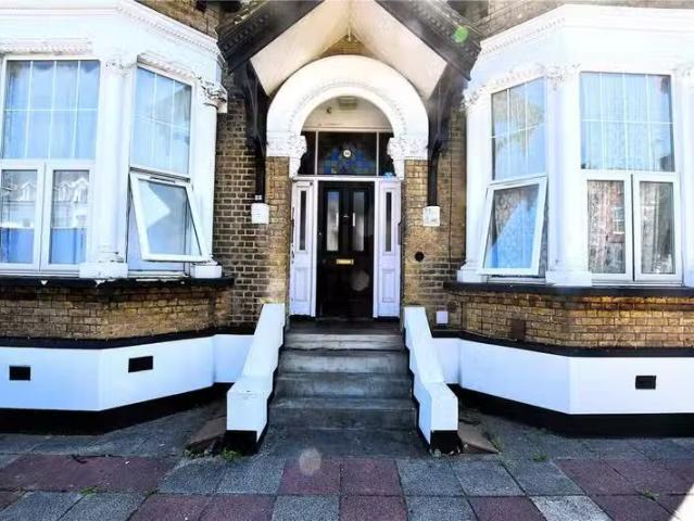 Charming 1 BA 1 bedroom apartment for rent in Brigstock Road.