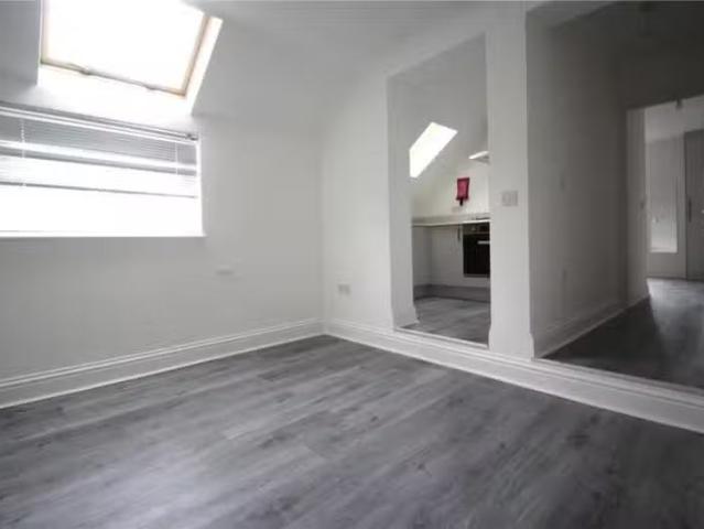 Charming 1 BA 1 bedroom apartment for rent in Kent Road, Grave.