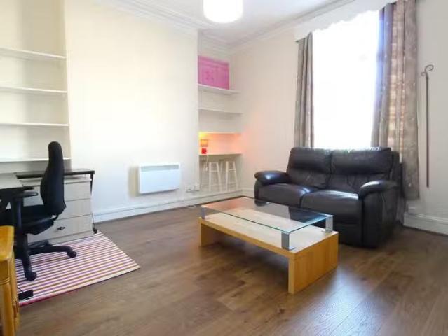 Cozy 1 BA 1 bedroom apartment for rent in Holland Street, Grou.