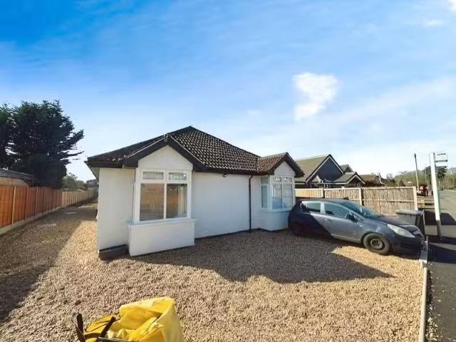 Rental! 1 BA 1 bedroom Detached Room to rent, Pooley Green Roa.