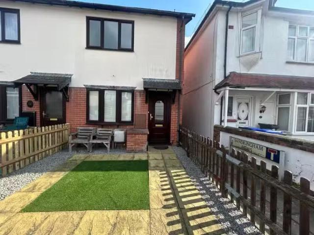 Cheap 1 BA 1 bedroom end of terrace house for rent in Broadwat.