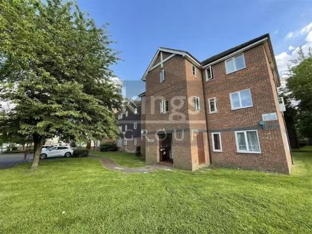 Cheap 1 BA 1 bedroom flat for rent in Mandeville Court, London.