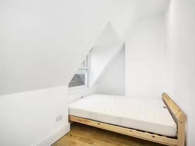 Cheap 1 BA 1 bedroom flat for rent in Mare Street, E8, Hackney.