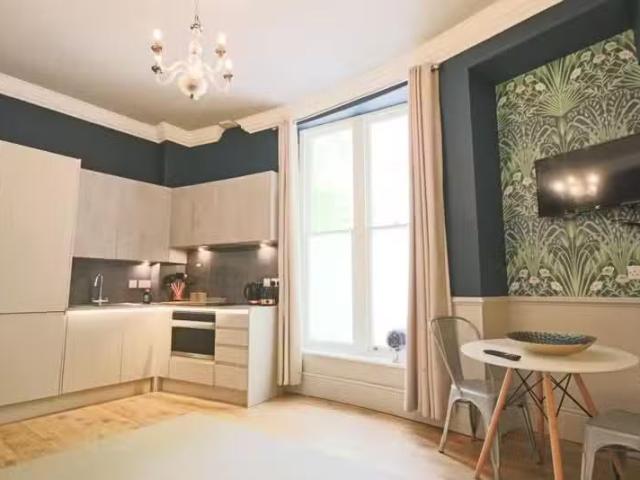 Cheap 1 BA 1 bedroom flat for rent in Alma Road, Clifton, Bris.