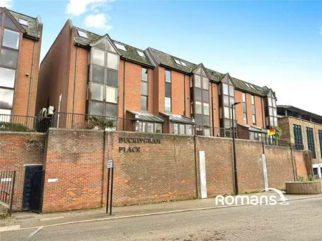 Unique 1 BA 1 bedroom flat for rent in Buckingham Place, Bellf.
