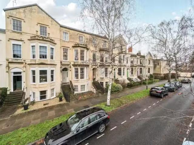 Rental! 1 BA 1 bedroom flat for rent in Clarence Square Chelte.