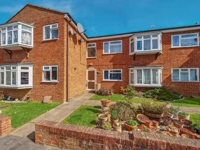 Just in! 1 BA 1 bedroom flat for rent in High Path Road, Guild.