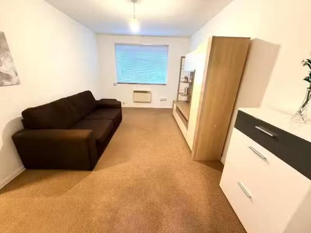 Cheap 1 BA 1 bedroom flat for rent in Horn Lane, Woodford Gree.