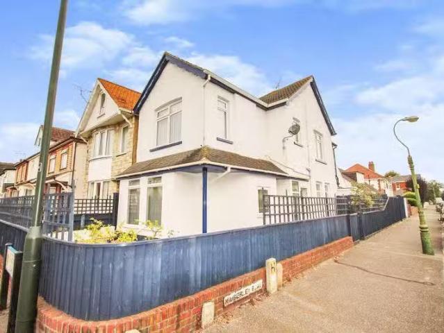 Cheap 1 BA 1 bedroom flat for rent in Kimberley Road, Bournemo.