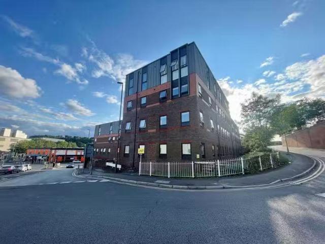 Nice 1 BA 1 bedroom flat for rent in Tempus Court, Bellfield R.