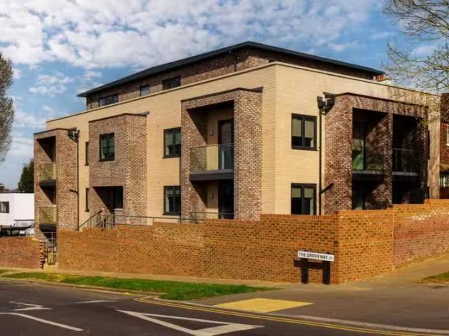 Just in! 1 BA 1 bedroom flat for rent in The Droveway, Hove, BN3