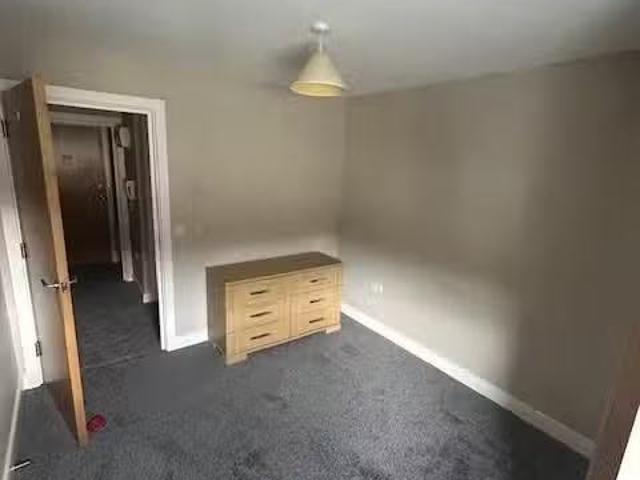 Cheap 1 BA 1 bedroom flat for rent in The Gateway, Reed Street.