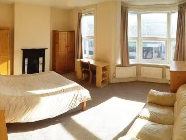 Deal! 1 BA 1 bedroom flat share for rent in Charlecote Road, W.