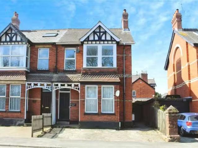 Charming 1 BA 1 bedroom Flat to rent, Station Road, Newton Abb.