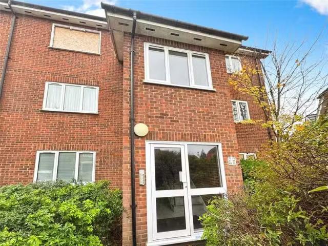 Cheap 1 BA 1 bedroom Flat to rent, Wesley Drive, Egham, TW20.