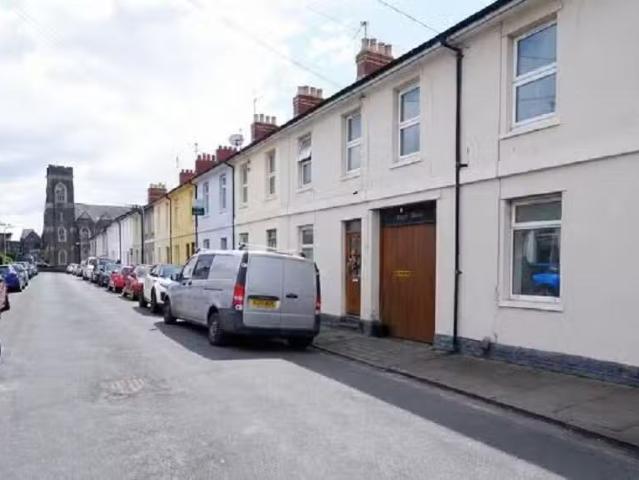 Cheap 1 BA 1 bedroom ground floor flat for rent in 53B Salop S.