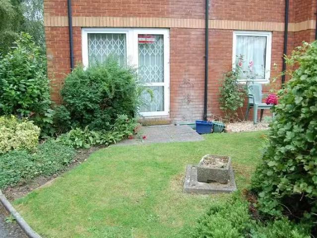 Cheap 1 BA 1 bedroom ground floor flat for rent in Ashley Cros.