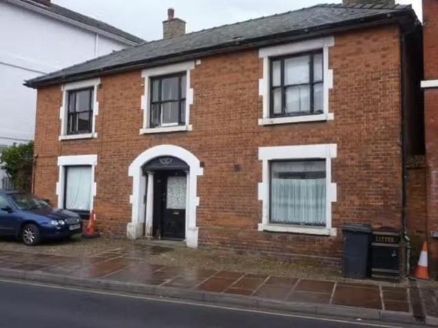 Just in! 1 BA 1 bedroom ground floor flat for rent in Mill Str.