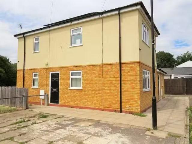 Unique 1 BA 1 bedroom ground floor flat for rent in Pandora Ro.