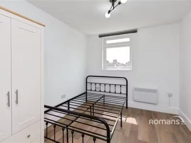 Cheap 1 BA 1 bedroom house share for rent in Ash Road, Aldersh.