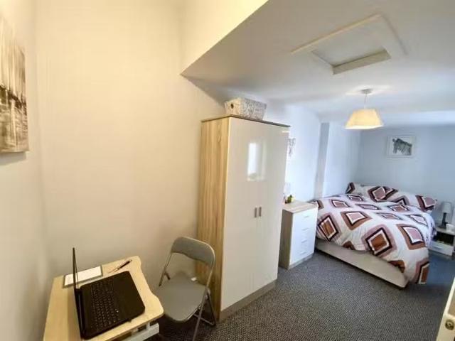 Nice 1 BA 1 bedroom house share for rent in Coal Clough Lane.