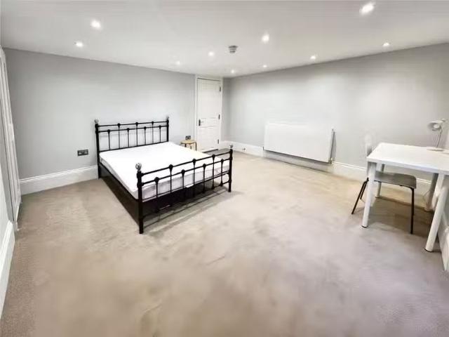 Rental! 1 BA 1 bedroom Property to rent, High Street, Rocheste.