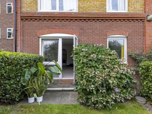 Deal! 1 BA 1 bedroom retirement property for rent in Fairview.