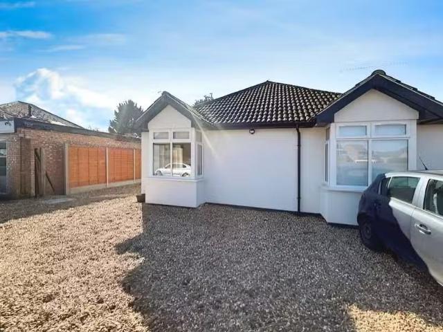 Cheap 1 BA 1 bedroom Room to rent, Pooley Green Road, Egham, T.